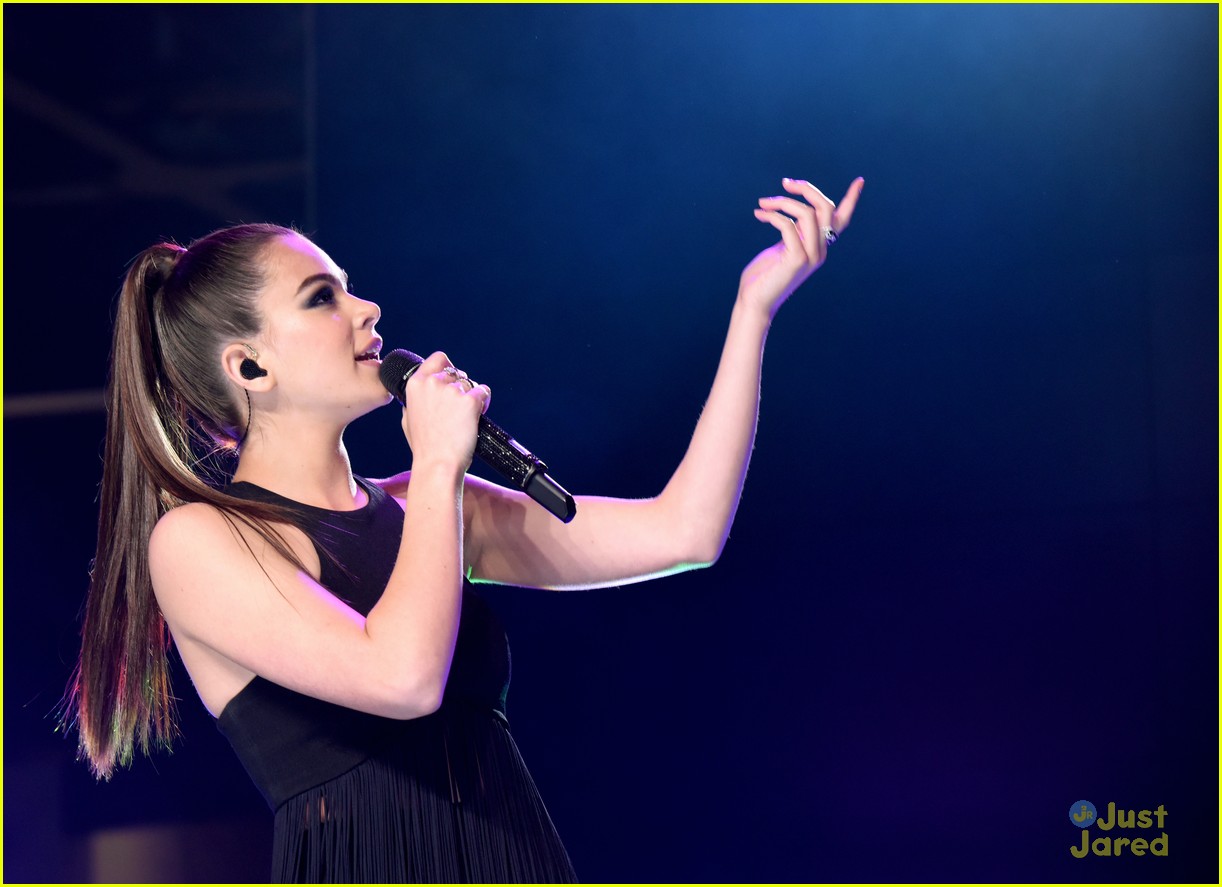 Hailee Steinfeld Looked Fierce While Performing at Women in Music Event ...