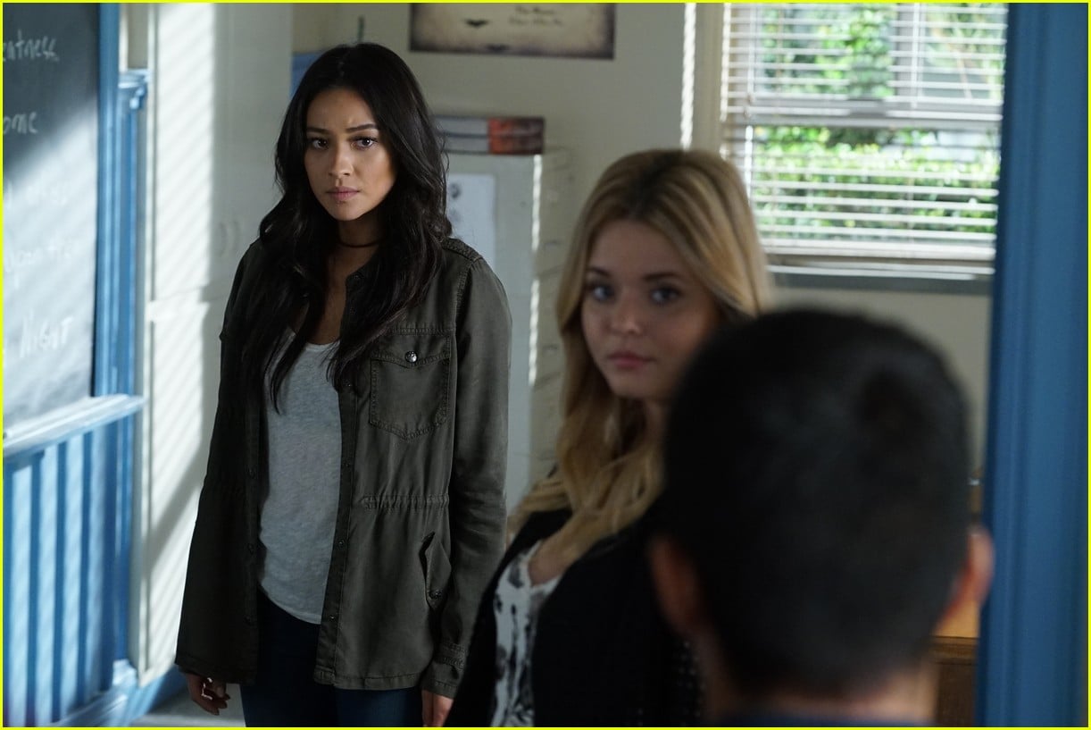 Emison Share a Hug on Tonight's All-New 'Pretty Little Liars' | Photo ...