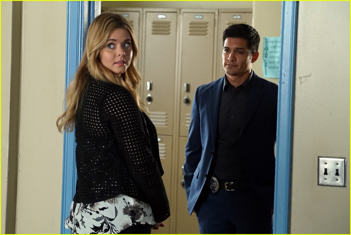 Emison Share a Hug on Tonight's All-New 'Pretty Little Liars' | Photo ...