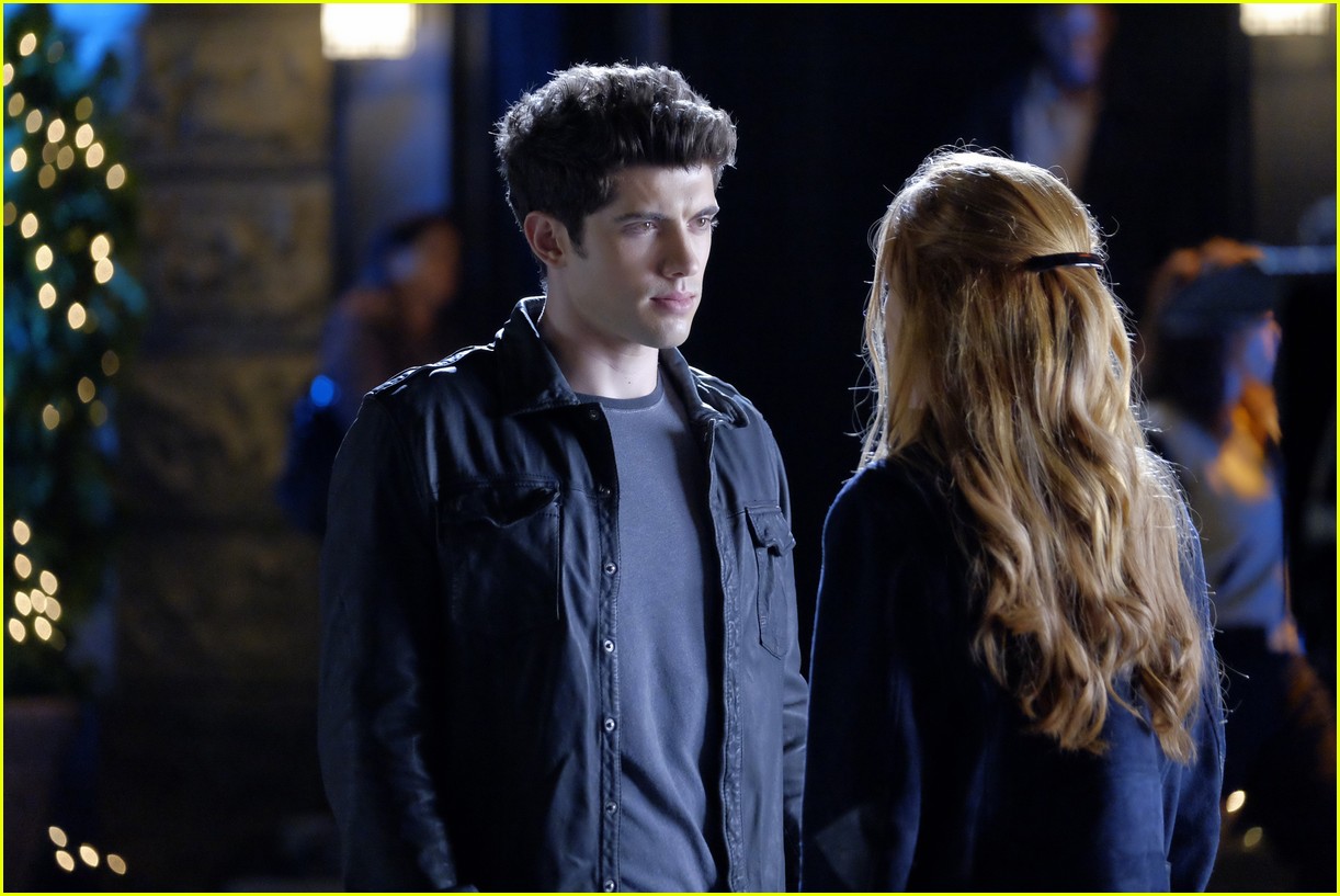 Rainer Asks Paige Out On Date On Tonight's 'Famous in Love' | Photo ...