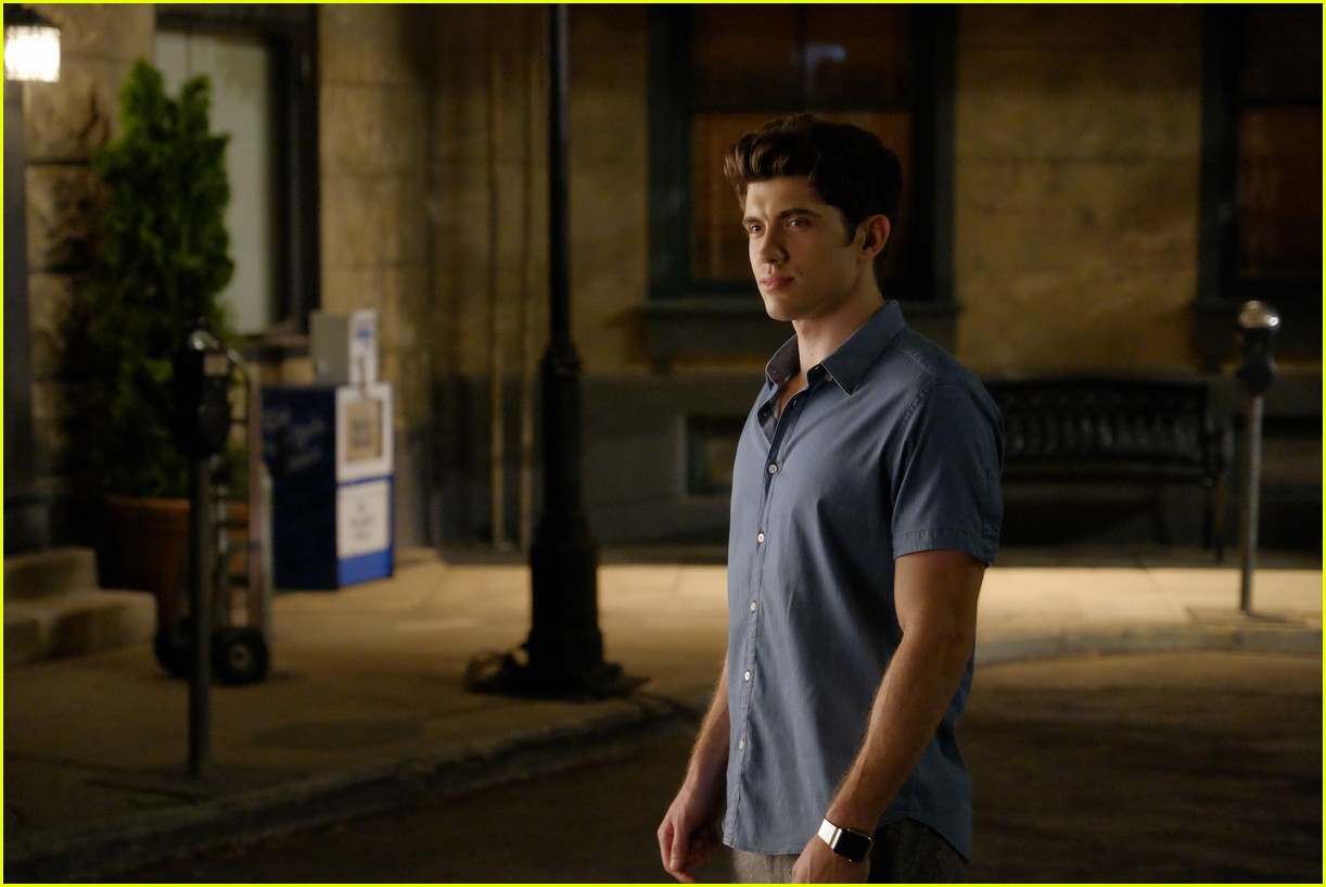 Rainer Asks Paige Out On Date On Tonight's 'Famous in Love' | Photo ...