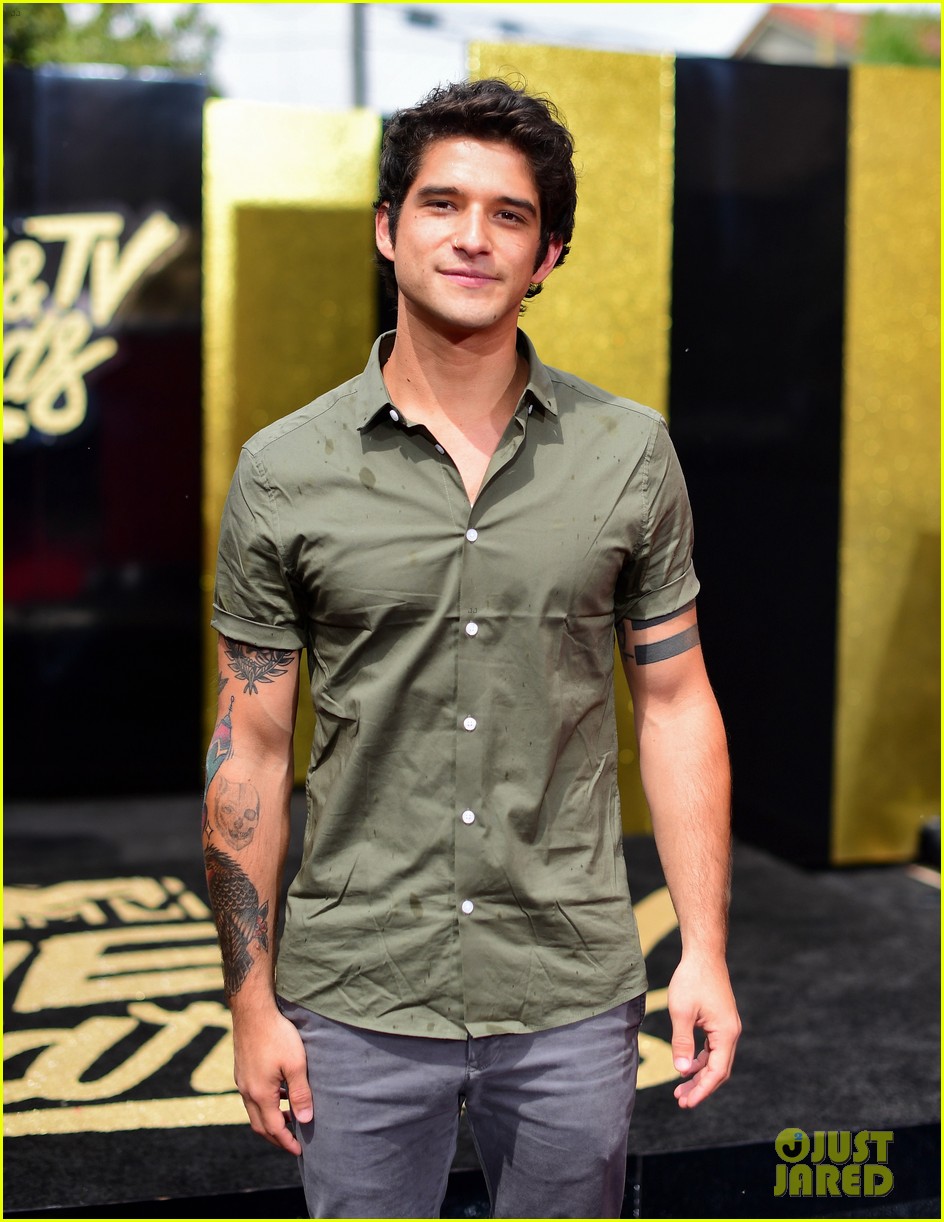 Tyler Posey Keeps His Chill at the MTV Movie & TV Awards 2017 | Photo ...