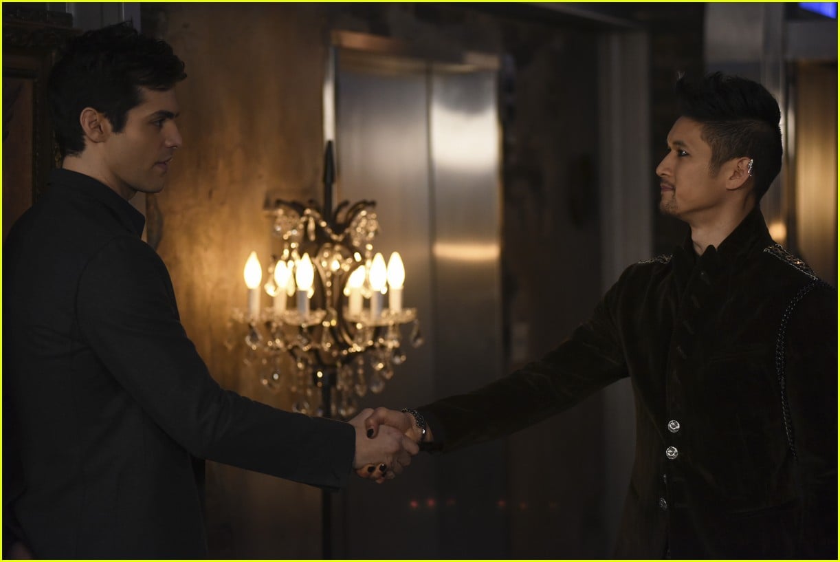 Clary Has To Choose Between Simon & Jace on Tonight's 'Shadowhunters ...