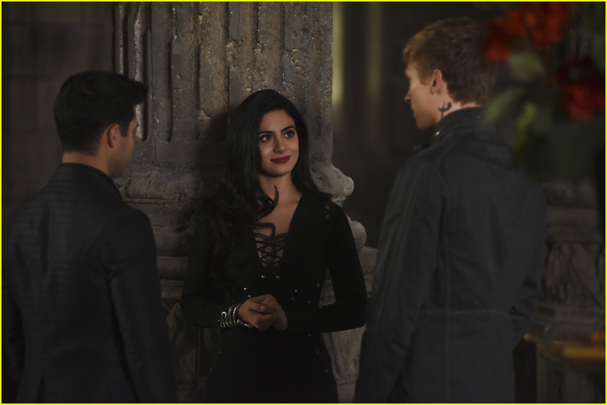 Clary Has To Choose Between Simon & Jace on Tonight's 'Shadowhunters ...