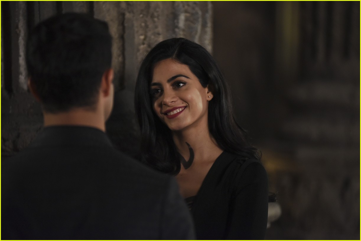 Clary Has To Choose Between Simon & Jace on Tonight's 'Shadowhunters ...