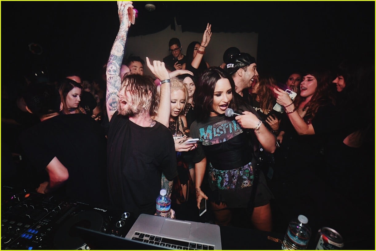 Demi Lovato Rocks Out & Belts Paramore at Emo Nite - Watch Now! | Photo ...