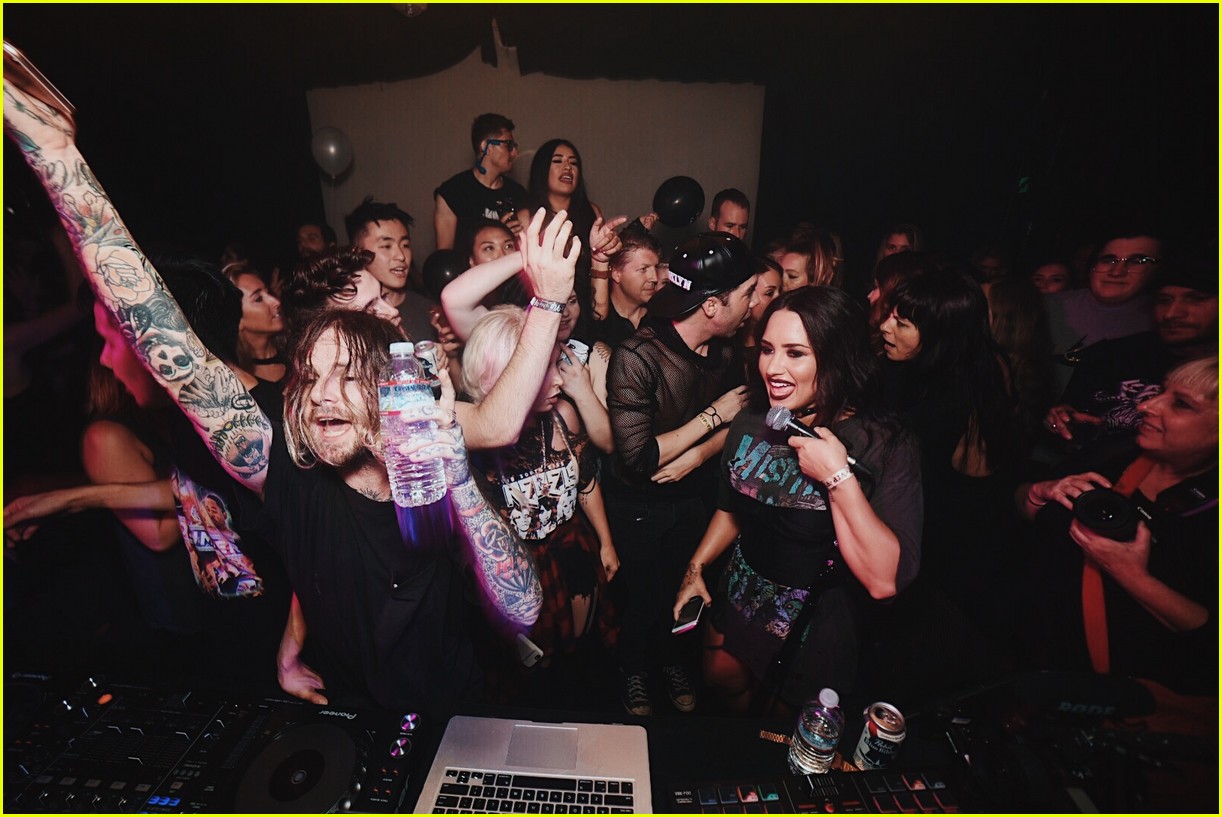 Demi Lovato Rocks Out & Belts Paramore at Emo Nite - Watch Now! | Photo ...