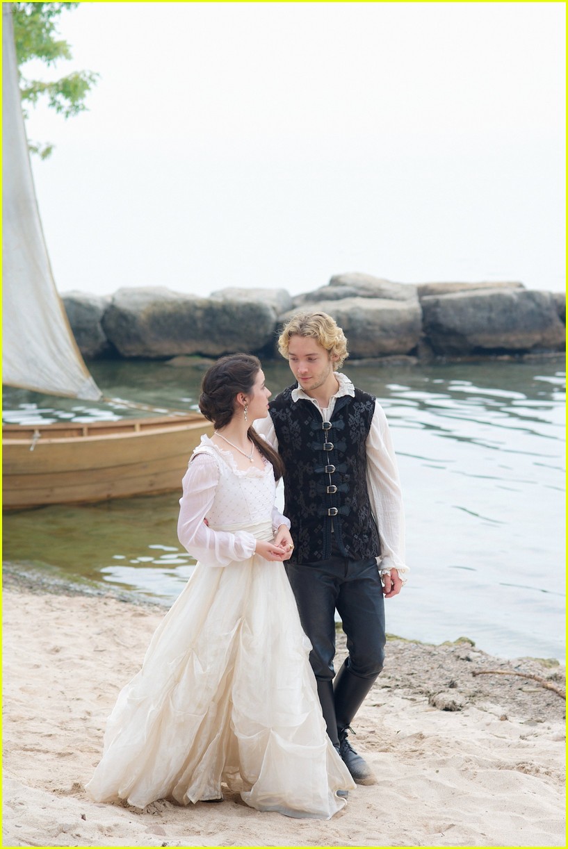 Adelaide Kane Reveals Her Favorite Frary Scene From 'Reign' | Photo ...