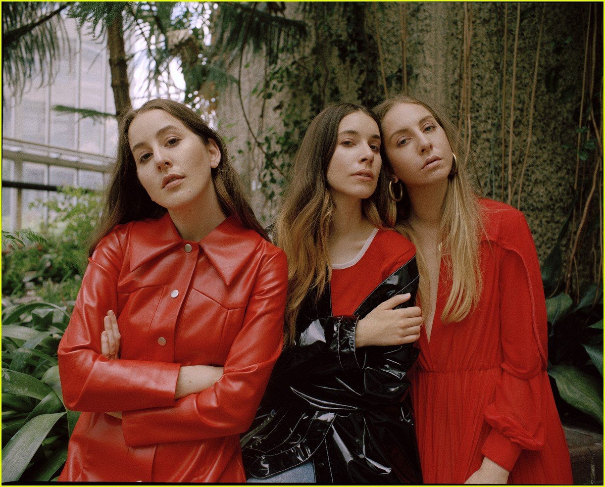 Haim Doesn't Feel the Need to Stick Up For Their Pal Taylor Swift ...