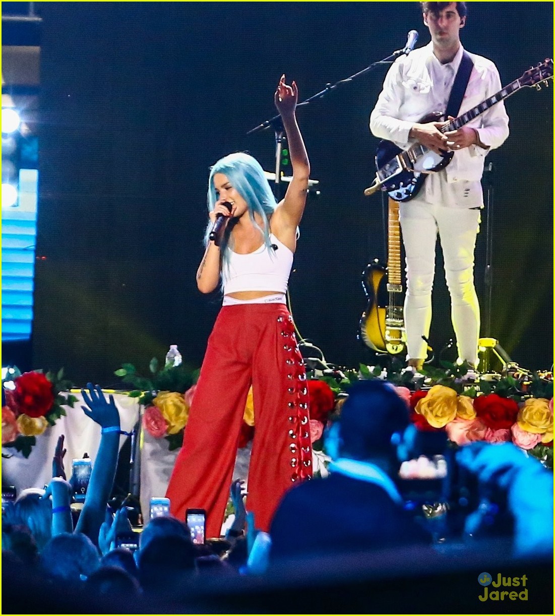 Halsey & Lauren Jauregui Team Back Up For 'Strangers' Performance at ...