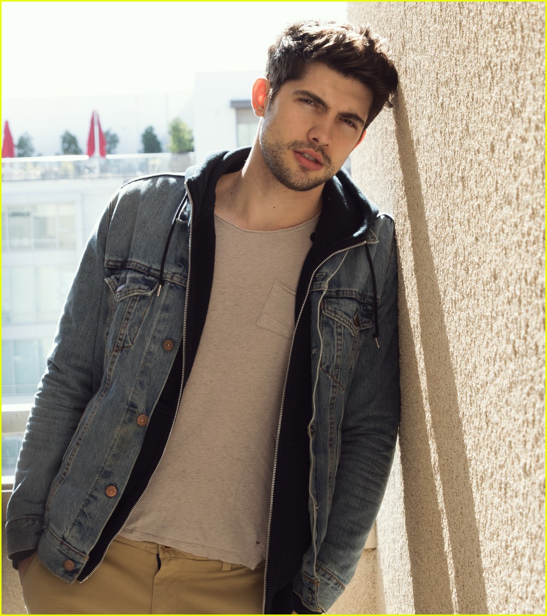 Famous in Love's Carter Jenkins Jokes About Bella Thorne's Big Appetite ...