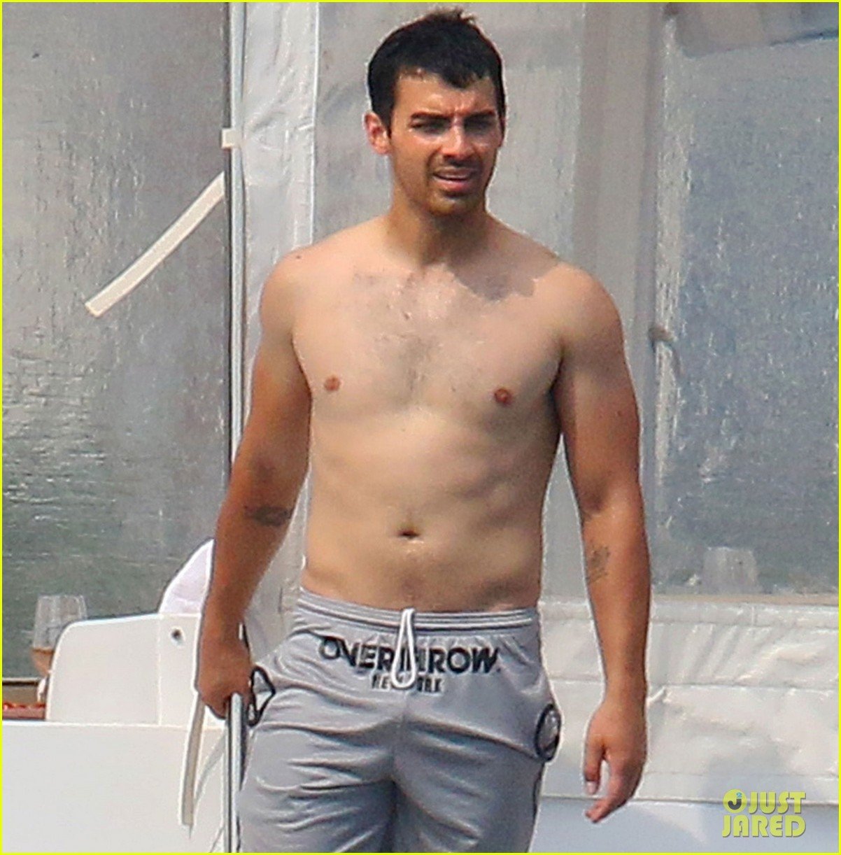 Joe Jonas Goes Shirtless While Hanging Out With Nick in Cannes | Photo ...