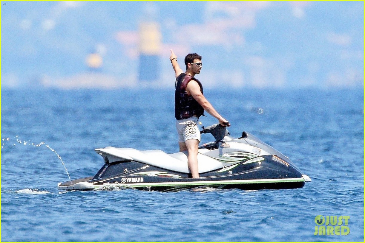 Nick & Joe Jonas Put Their Ripped Muscles on Full Beautiful Display ...