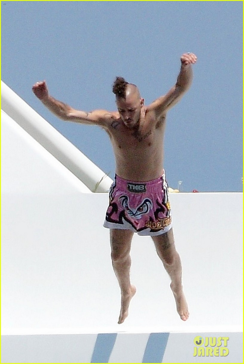 Nick & Joe Jonas Put Their Ripped Muscles on Full Beautiful Display ...