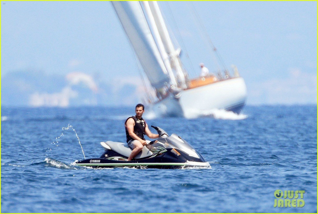 Nick & Joe Jonas Put Their Ripped Muscles on Full Beautiful Display ...