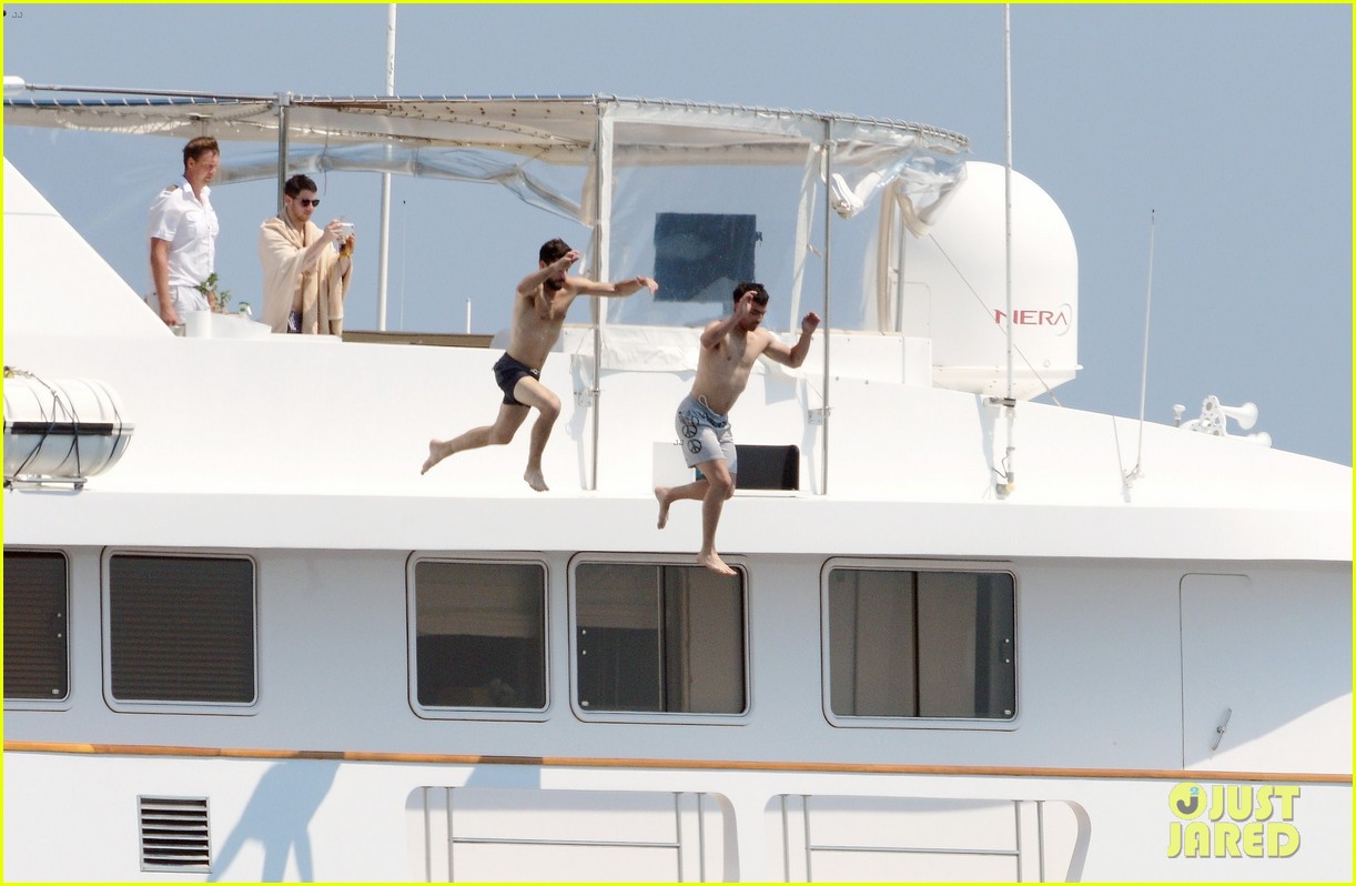 Nick & Joe Jonas Put Their Ripped Muscles on Full Beautiful Display ...