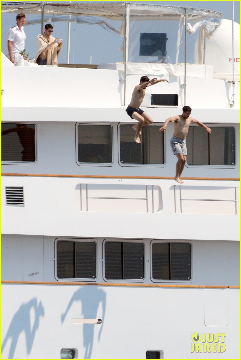 Nick & Joe Jonas Put Their Ripped Muscles on Full Beautiful Display ...