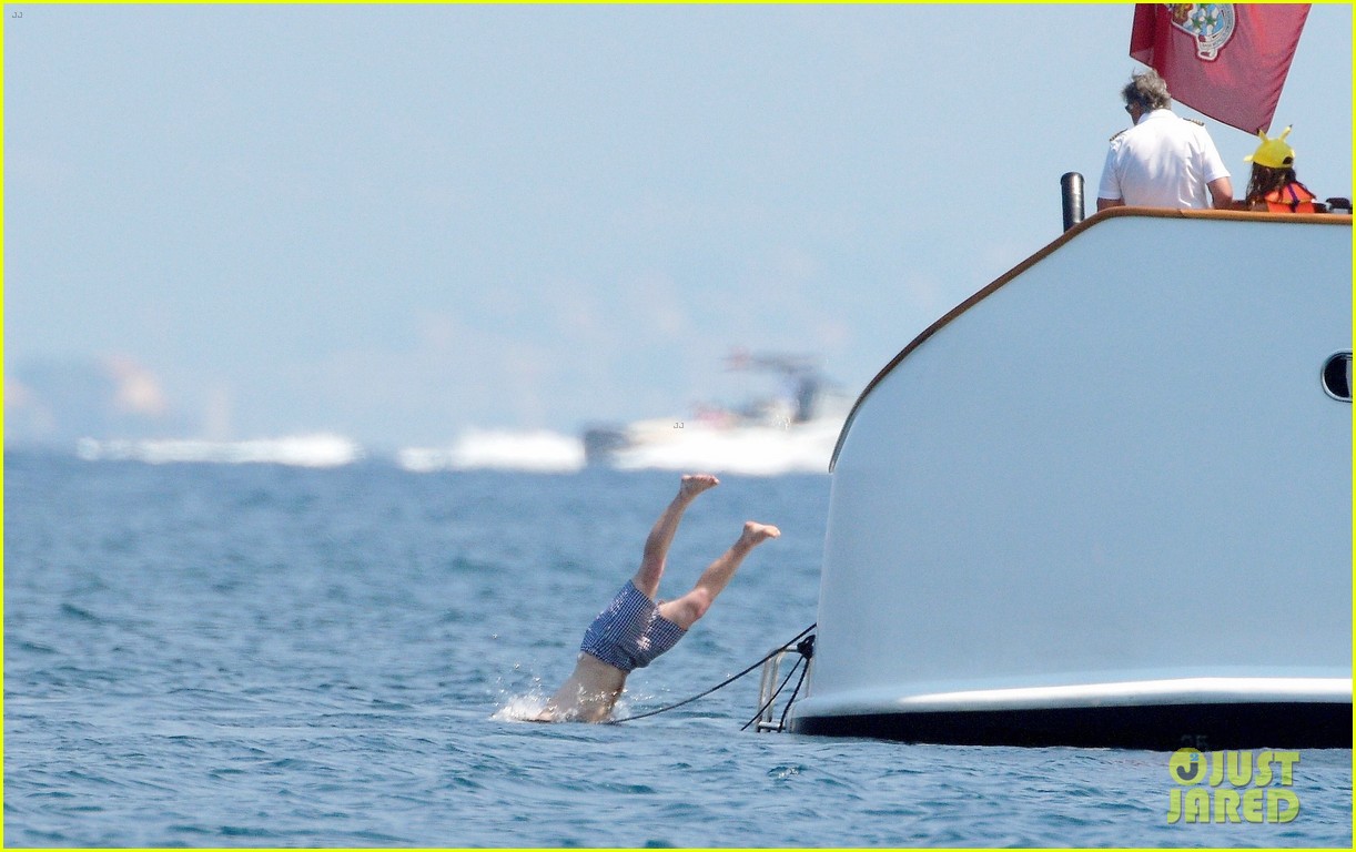 Nick & Joe Jonas Put Their Ripped Muscles on Full Beautiful Display ...