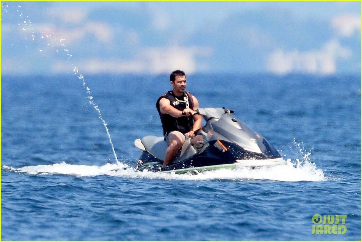 Nick & Joe Jonas Put Their Ripped Muscles on Full Beautiful Display ...