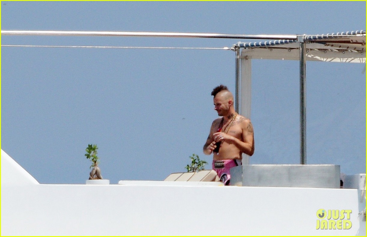 Nick & Joe Jonas Put Their Ripped Muscles on Full Beautiful Display ...