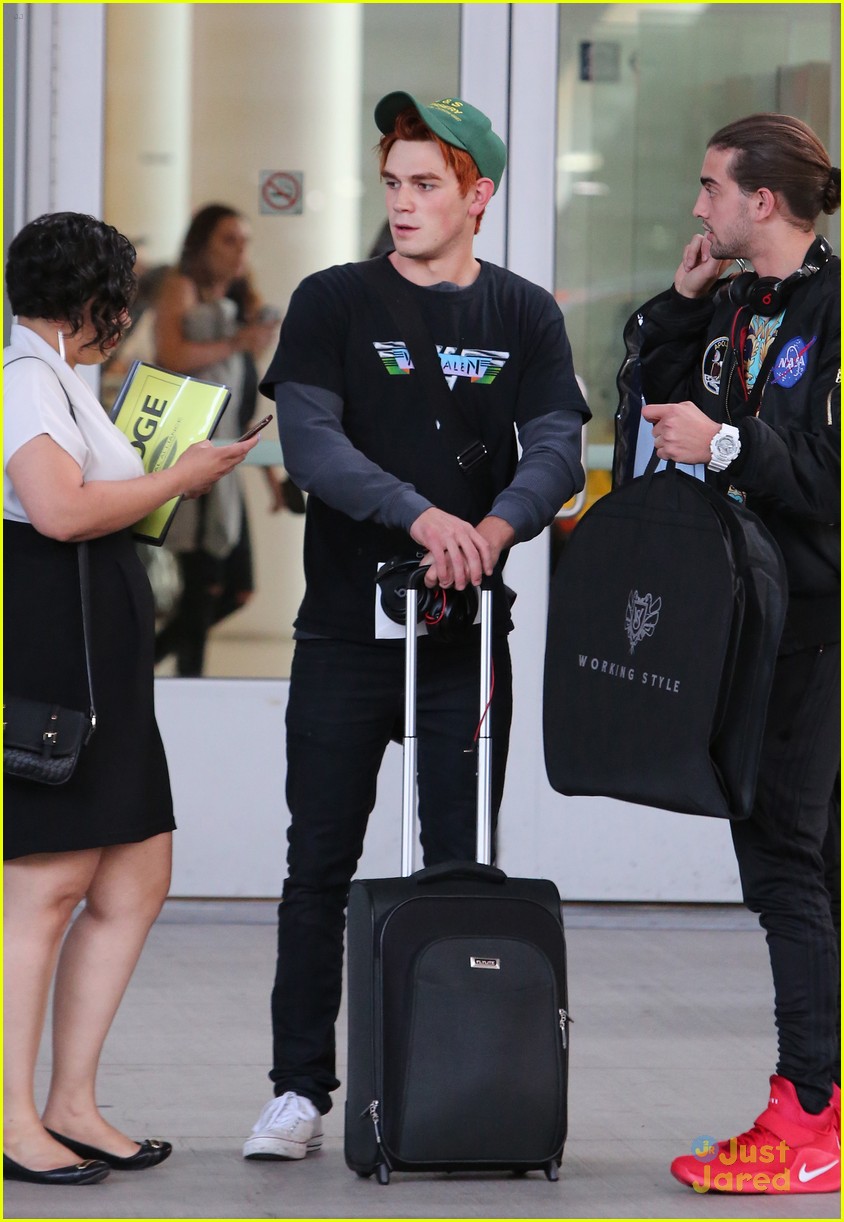 KJ Apa, Dove Cameron, Torrance Coombs & More Will Be at MMVAs 2017 ...