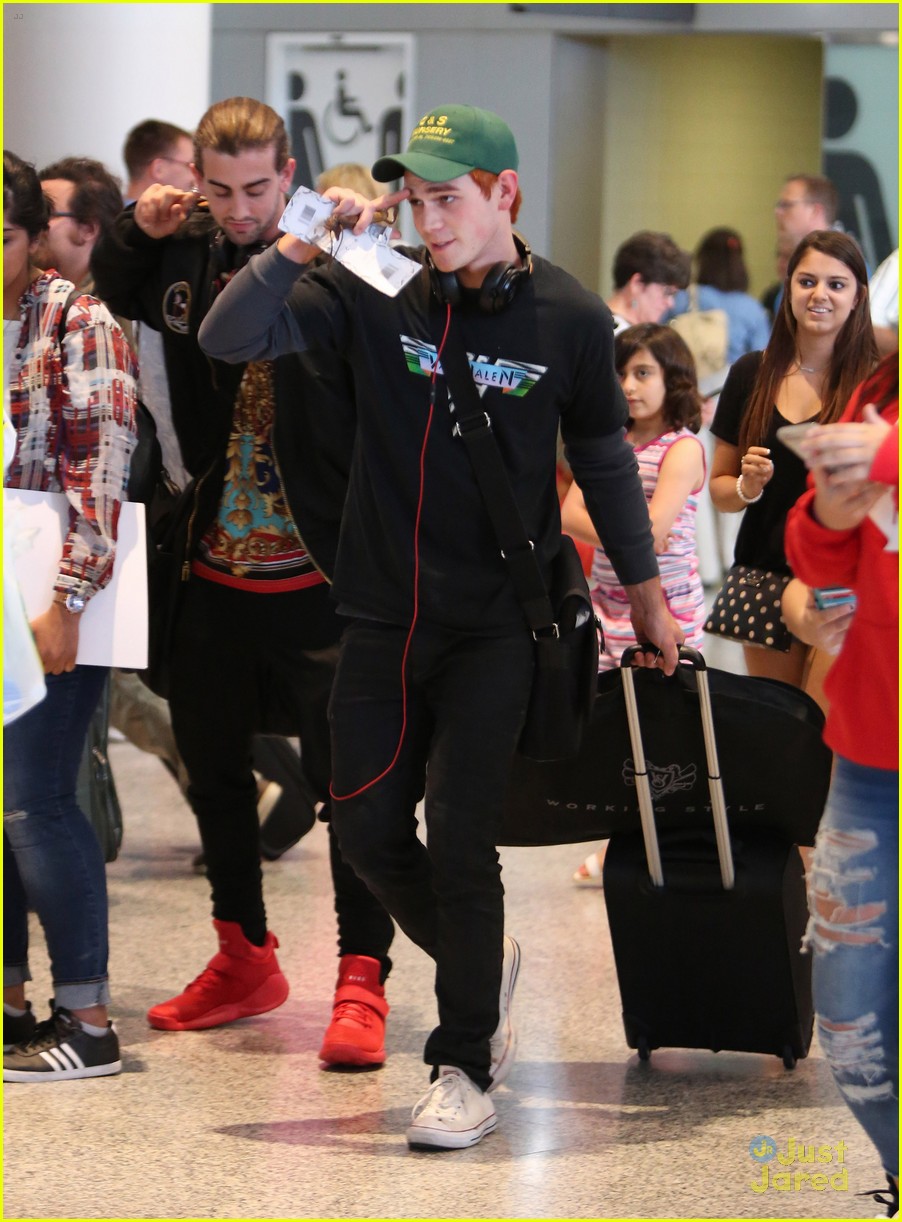 KJ Apa, Dove Cameron, Torrance Coombs & More Will Be at MMVAs 2017 ...