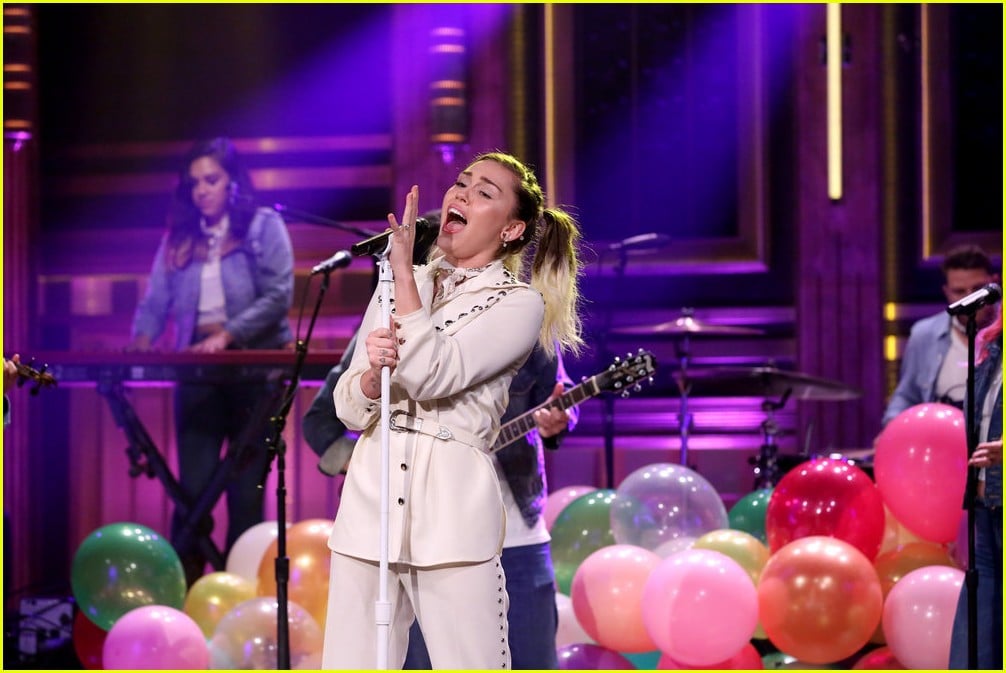 Full Sized Photo of miley cyrus busk nyc subway jimmy fallon 05 | Miley ...