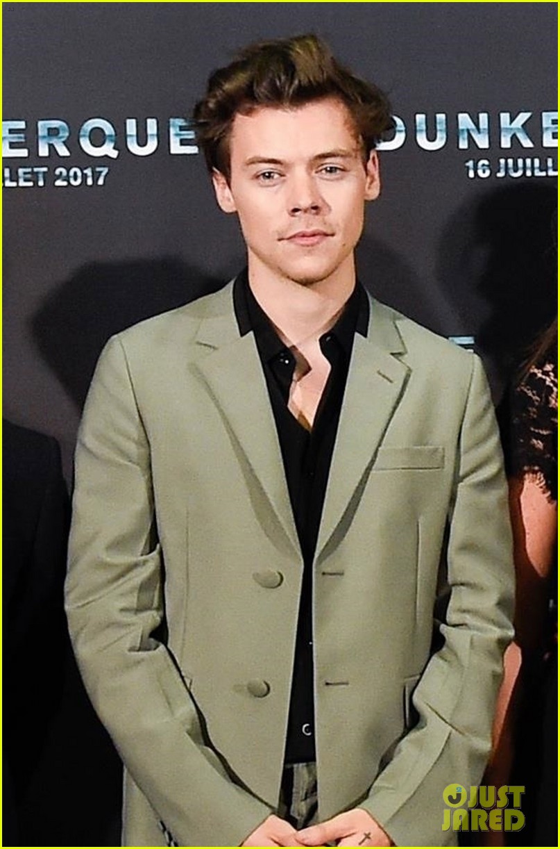 Harry Styles Wears Gray Suit To 'Dunkirk' Premiere | Photo 1099899 ...