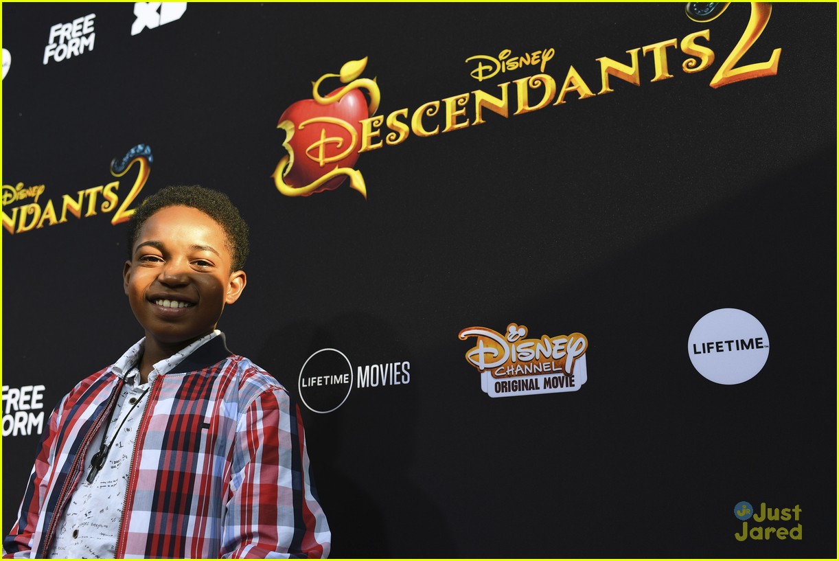 'Raven's Home' Star Navia Robinson Shines at 'Descendants 2' Premiere ...