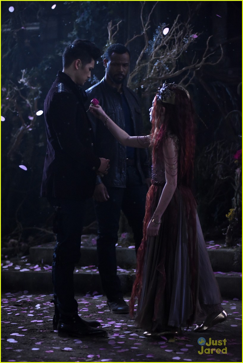 Full Sized Photo of shadowhunters arisw awake fallen stills 03 | The ...