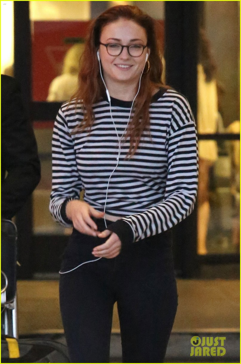 Sophie Turner Shows Off New Red Hair While Returning to LA | Photo ...