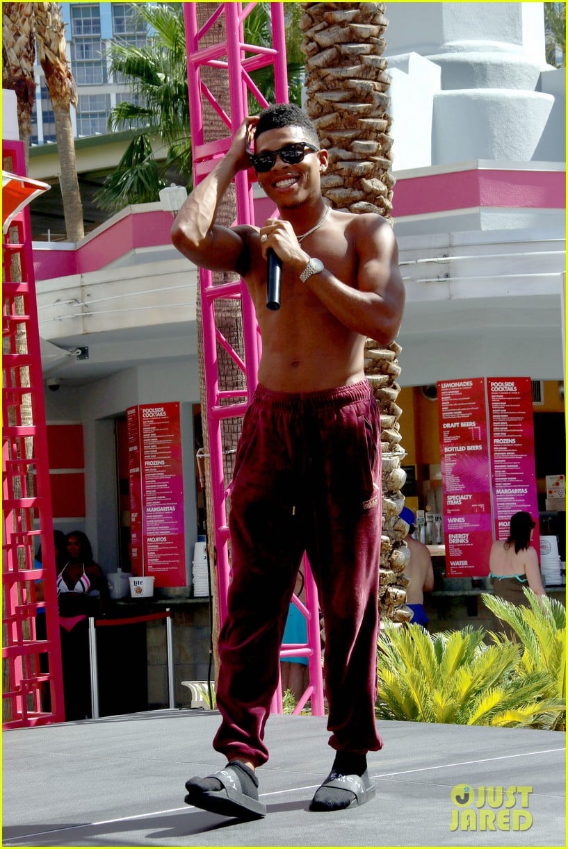 Full Sized Photo of bryshere gray shows off ripped body at flamingo ...