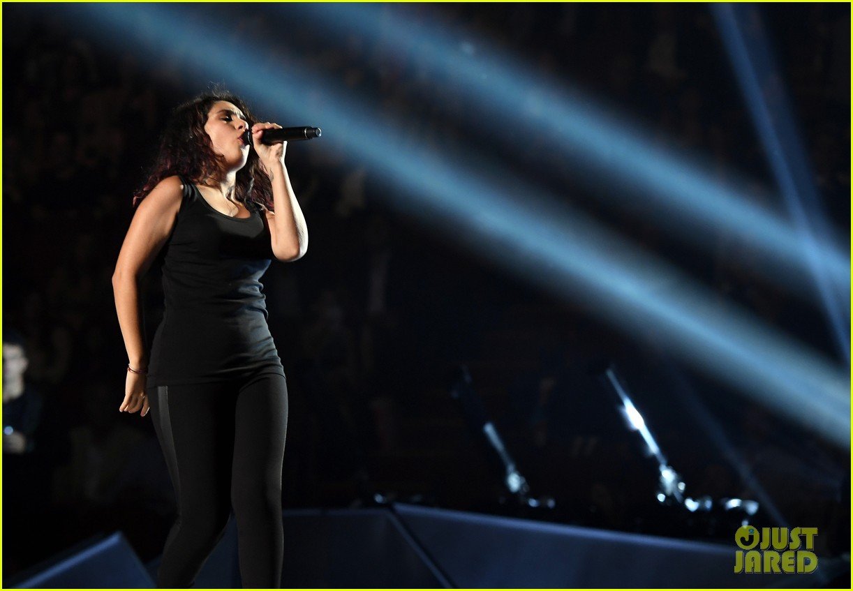 Alessia Cara Performs 'Scars to Your Beautiful' at MTV VMAs 2017 ...