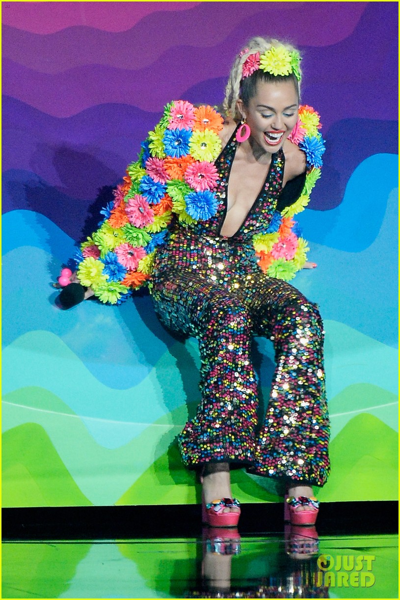 Miley Cyrus Plans on Being 'Good' at Tonight's 2017 VMAs! | Photo ...