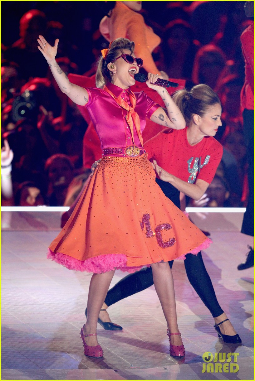 Watch Miley Cyrus' Performance at MTV VMAs 2017! (Video) | Photo ...
