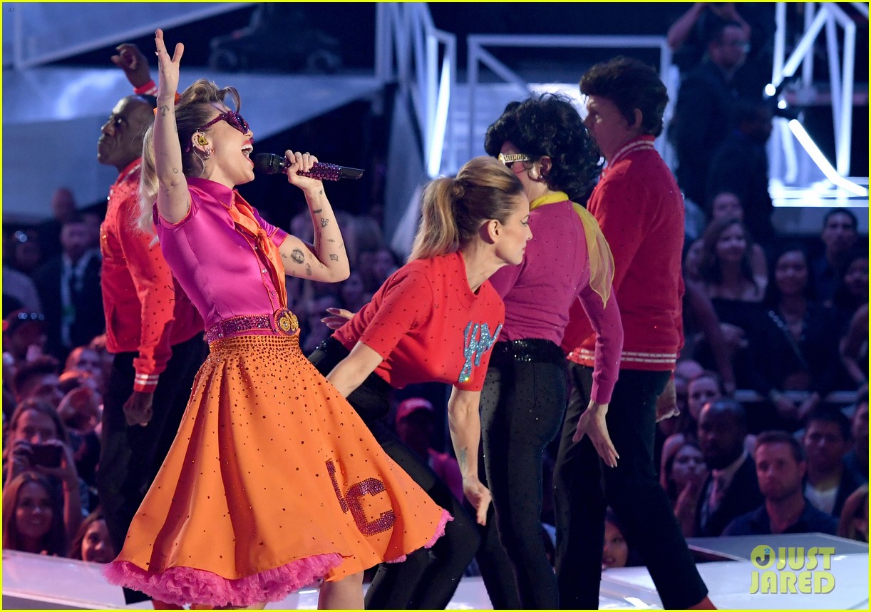 Full Sized Photo of miley cyrus performs younger now mtv vmas 2017 10 ...