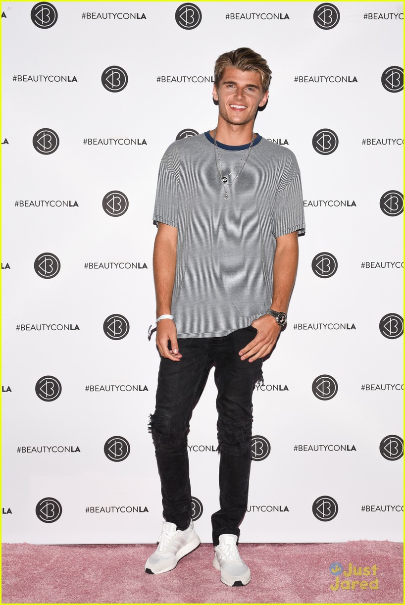 Debby Ryan & Nia Sioux Team Up for BeautyCon LA Panel | Photo 1104967 ...