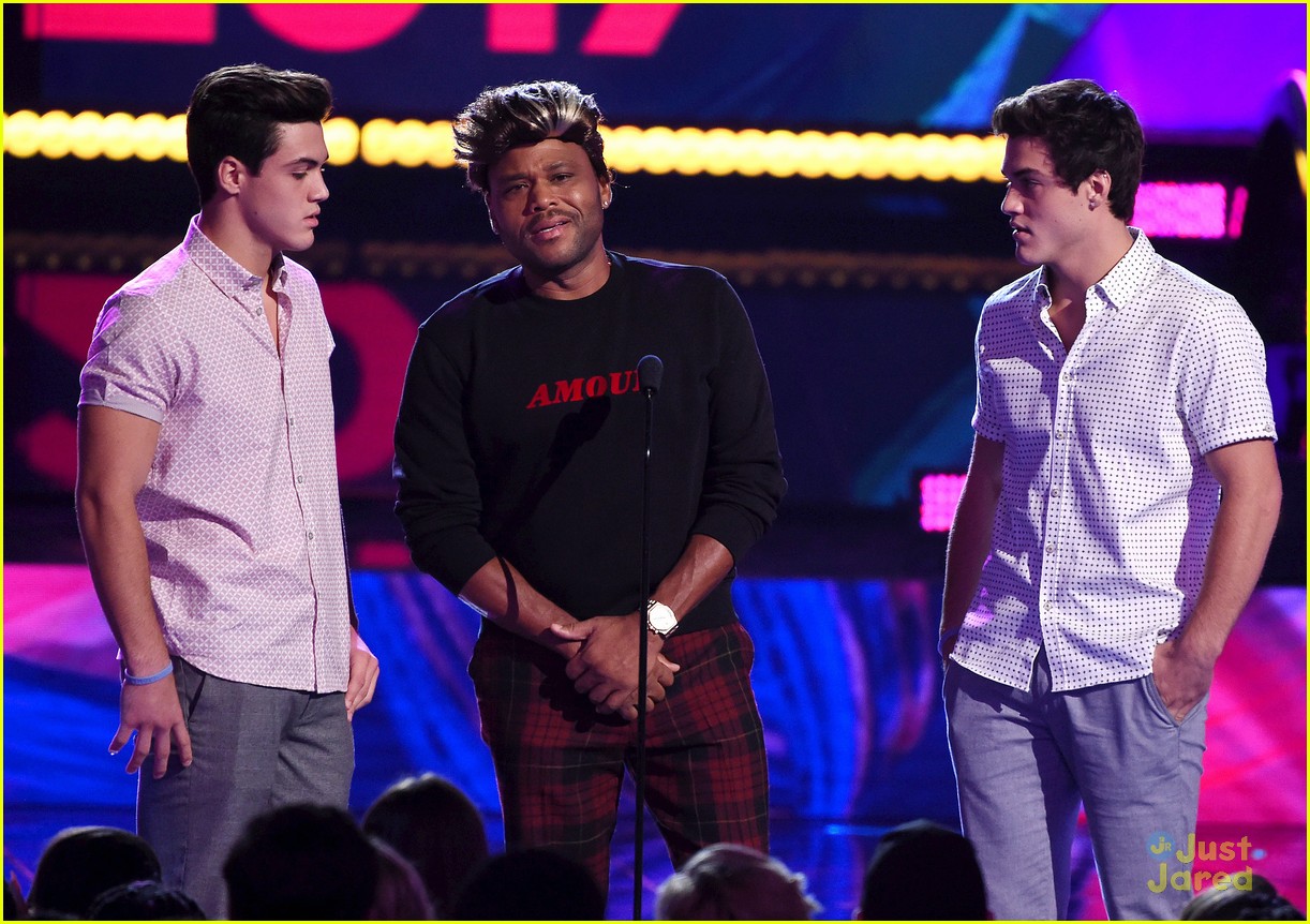 Full Sized Photo of ethan grayson dolan twins teen choice awards 02 ...