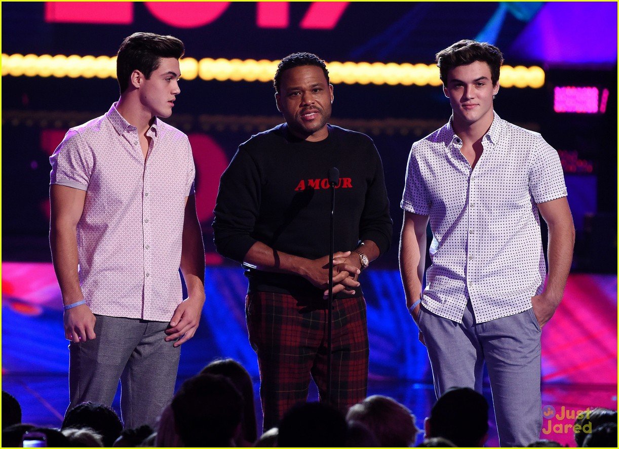 Full Sized Photo of ethan grayson dolan twins teen choice awards 04 ...