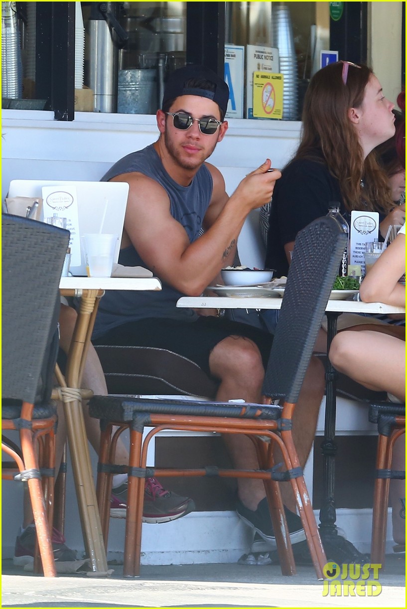 Nick Jonas' Buff Arms Have Us Swooning! | Photo 1104439 - Photo Gallery ...