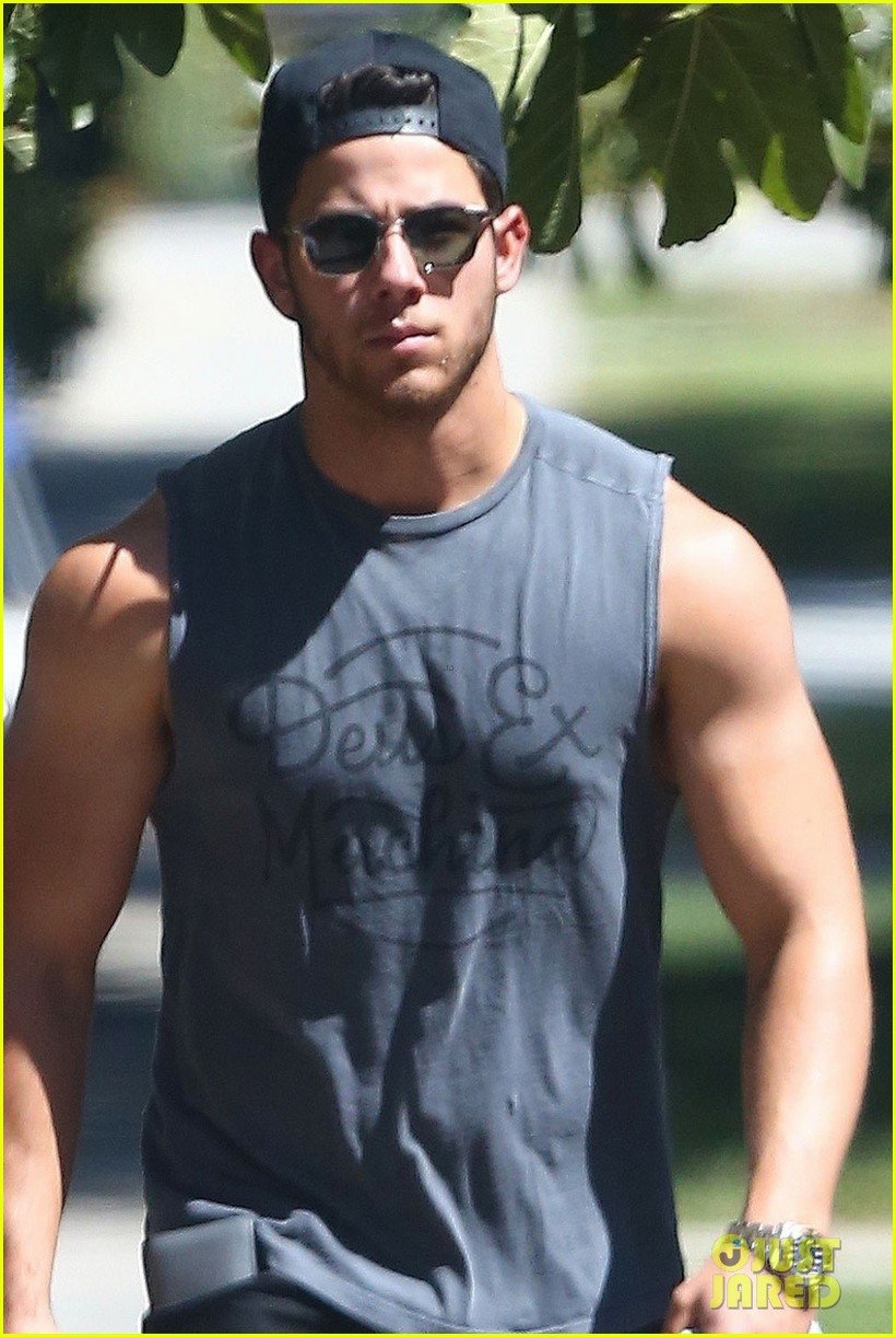 Nick Jonas' Buff Arms Have Us Swooning! | Photo 1104441 - Photo Gallery ...