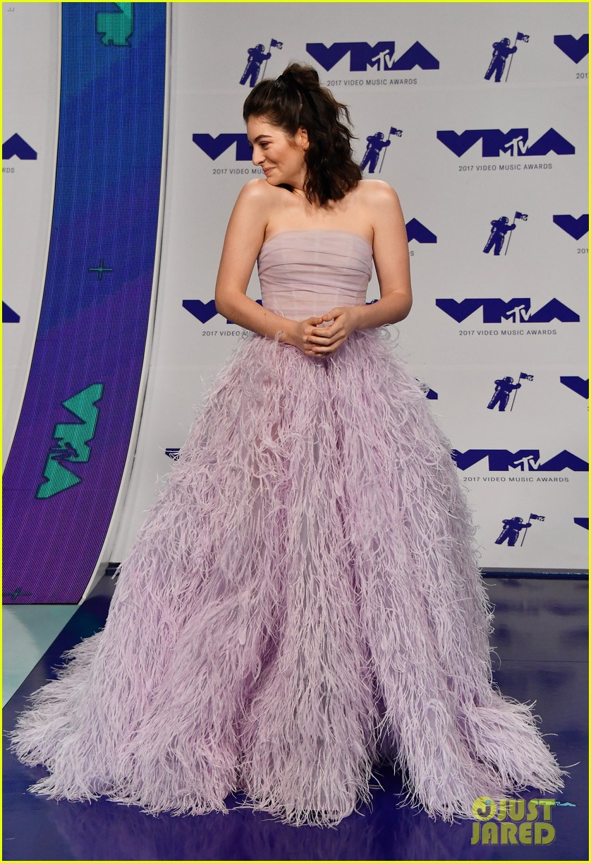 Lorde Gets Our Green Light on Her MTV VMAs 2017 Look! | Photo 1106971 ...