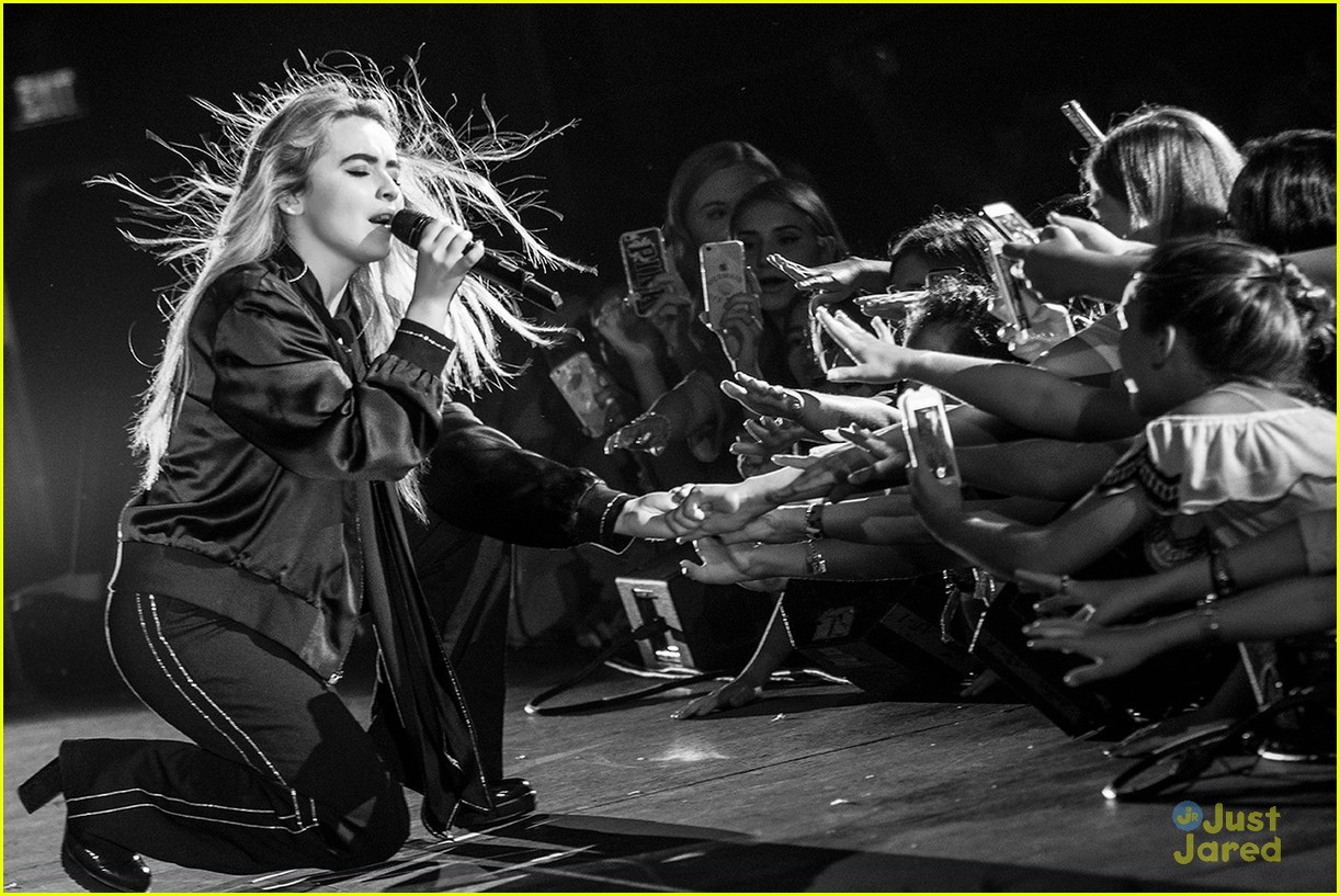 Sabrina Carpenter Celebrates Wrapping Up Her 'De-Tour' Tour in Toronto ...