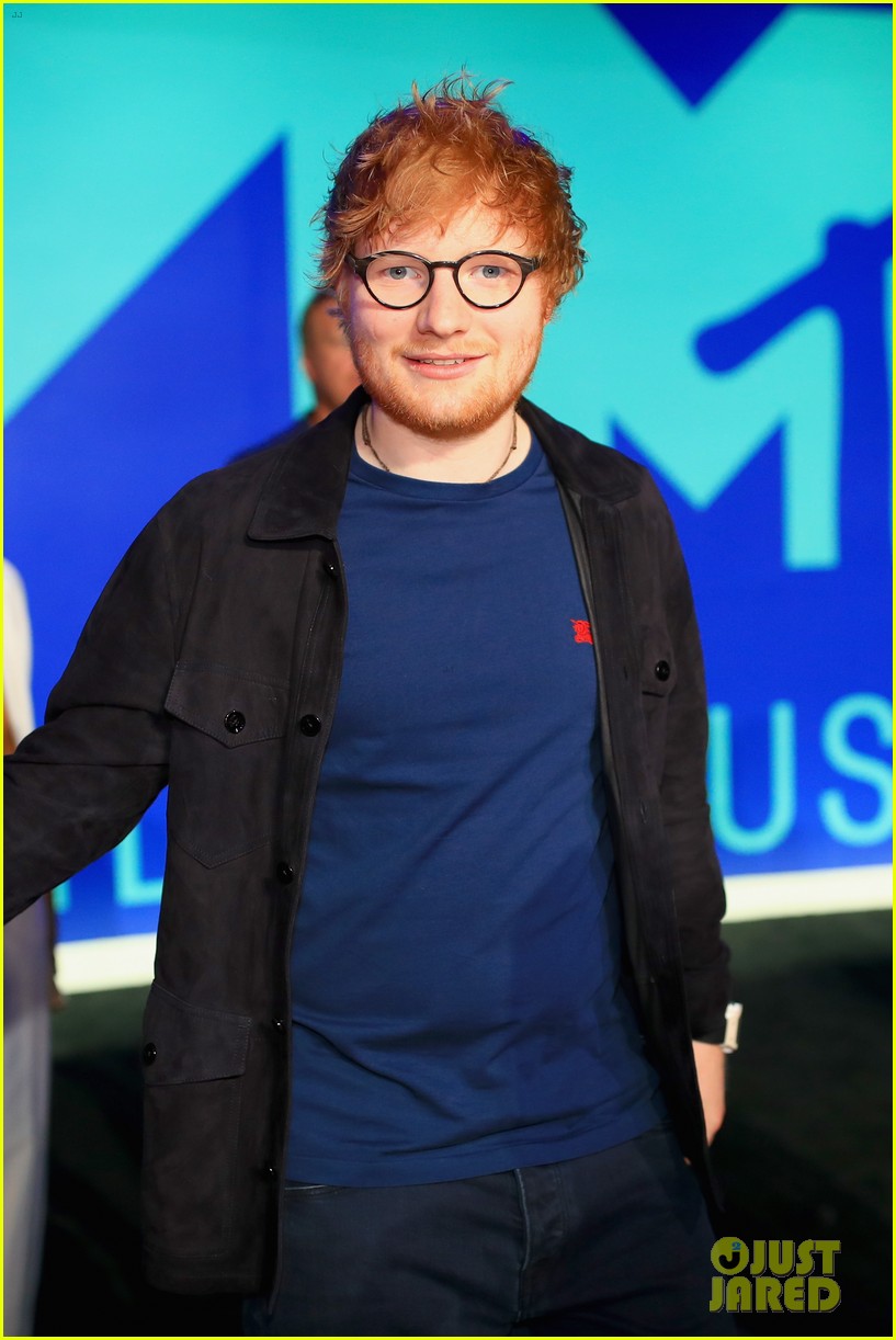 Ed Sheeran Poses for Photos at VMAs 2017 Ahead of Big Performance ...