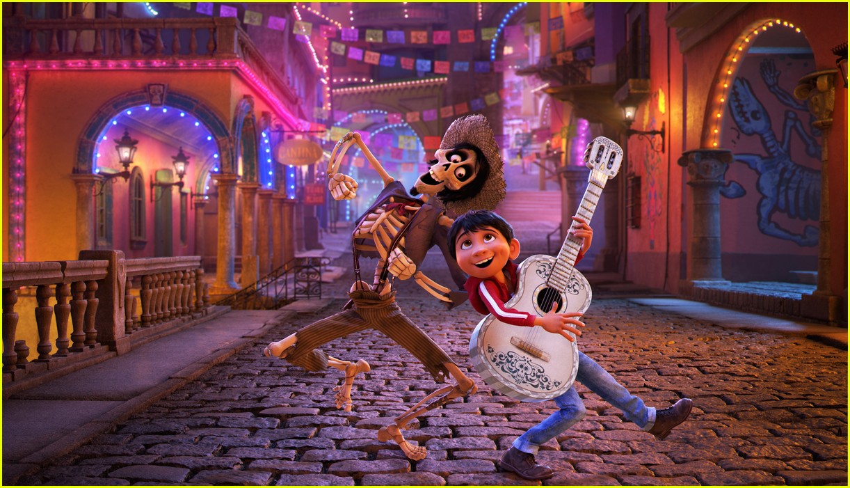 'Coco' Gets Brand New Poster Ahead of New Trailer Tomorrow | Photo ...