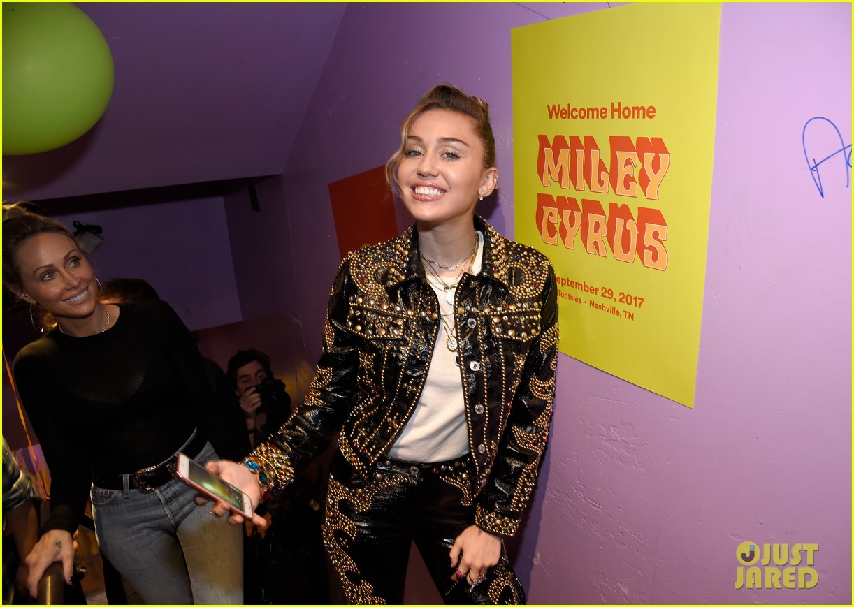 Miley Cyrus & Her BFF Lesley Are Back Together! | Photo 1114464 - Photo ...