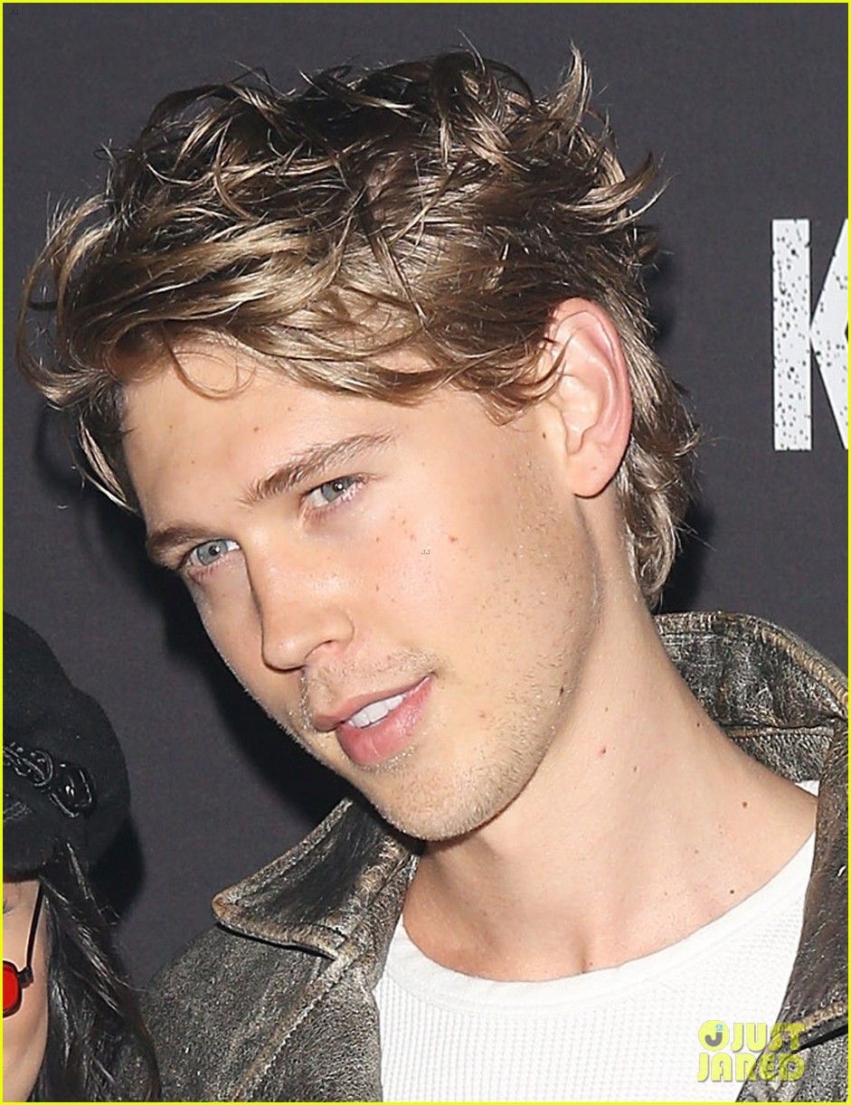 Vanessa Hudgens Is the 'Teen Witch' Alongside Boyfriend Austin Butler ...