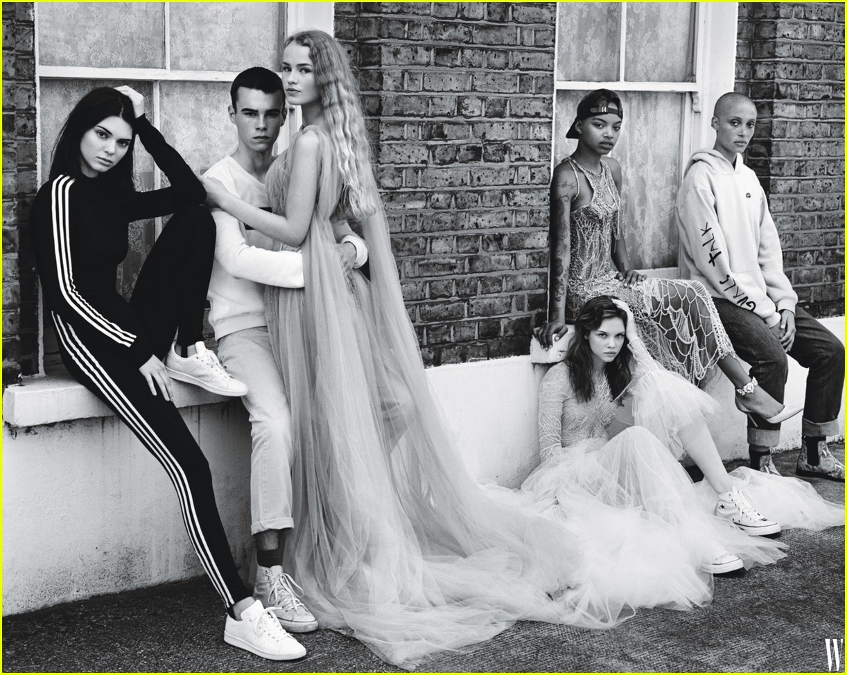 Full Sized Photo of kendall jenner and emily ratajkowski hang out in ...