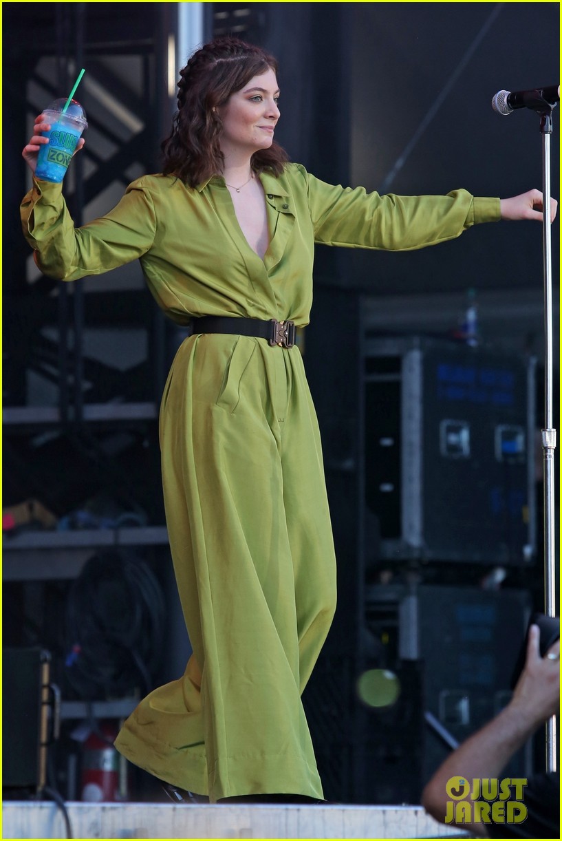 Lorde's Green Outfit Gets Our 'Green Light' | Photo 1108218 - Photo ...