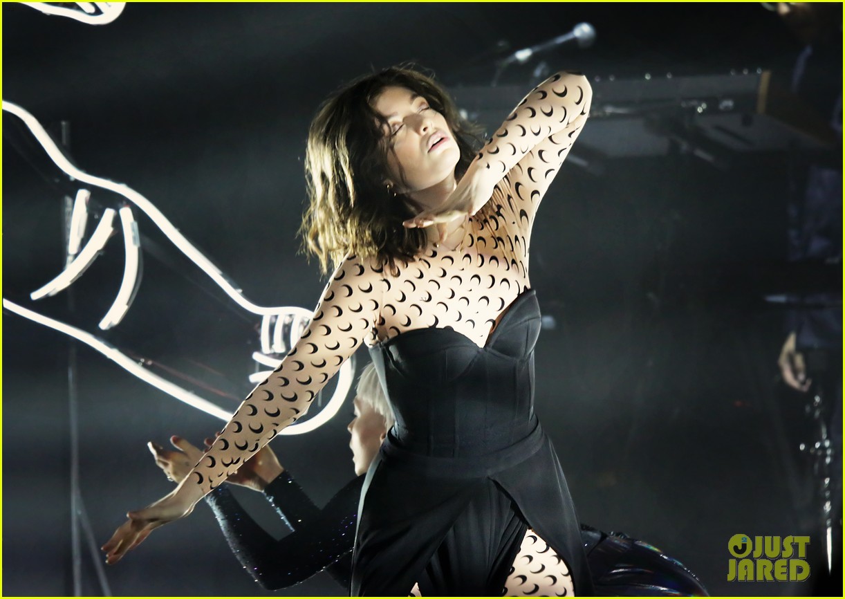 Lorde 'Channels the Spirits' on Night One of 'Melodrama' World Tour ...